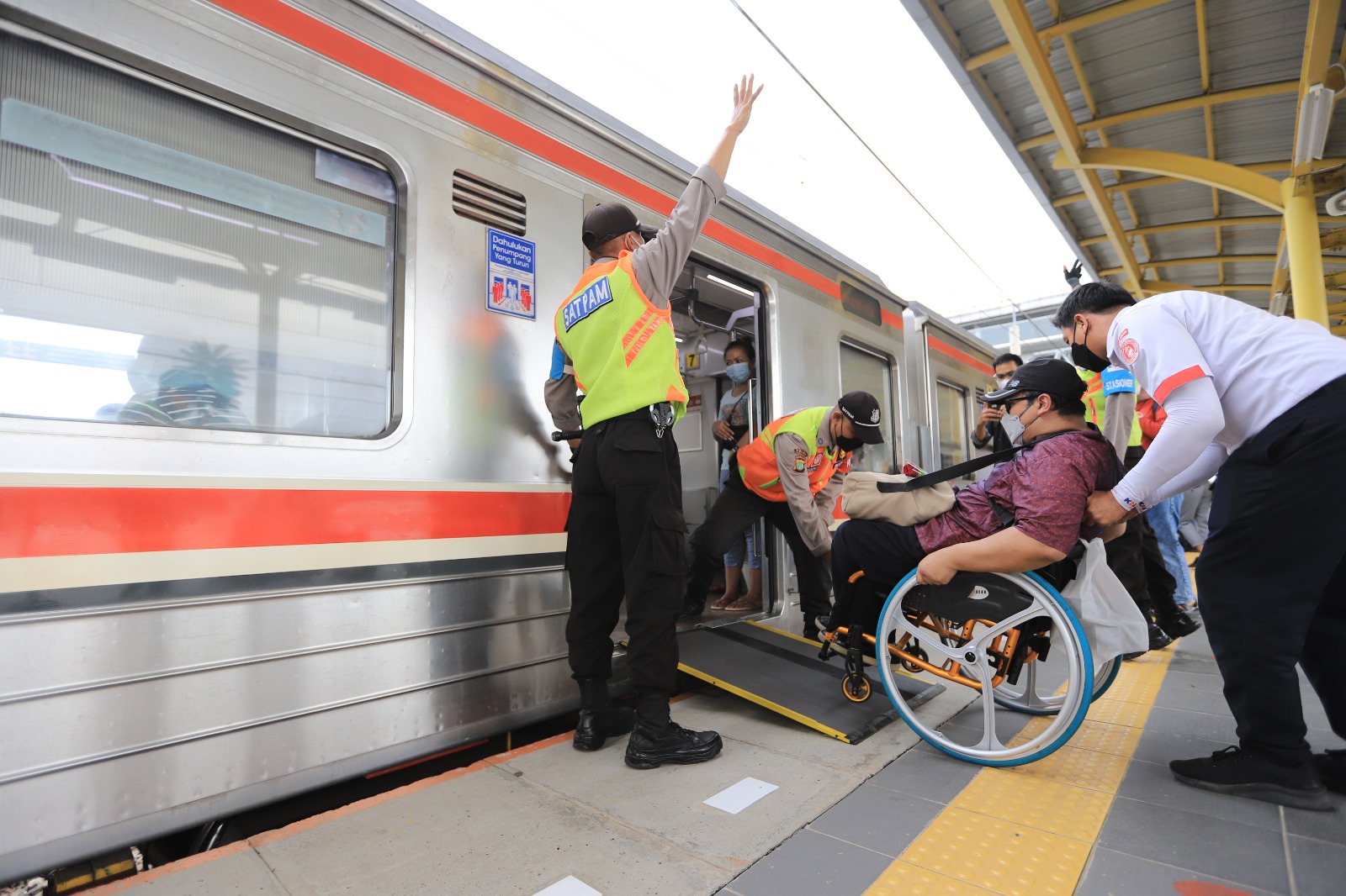 Menggugat Kelayakan Fasilitas Stasiun Kereta untuk Disabilitas - Prohealth